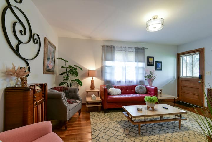 Retro Rental - Pittsburg, KS