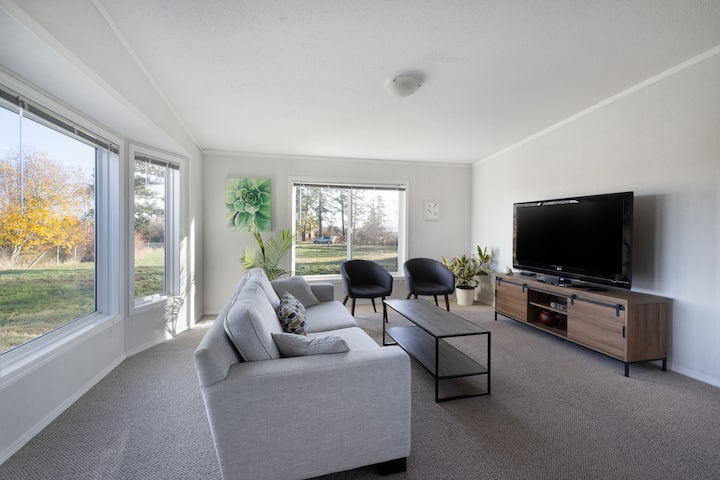 Farm Vista Guesthouse - North Saanich