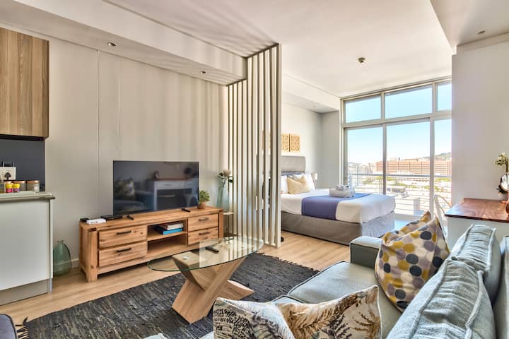 Trendy City Center Apartment With Back Up Power - Città del Capo