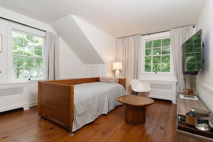 Charming Cottage In Historic Bedford Village - Westchester County, NY