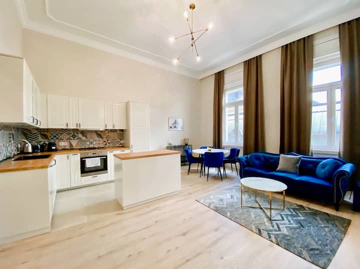 Luxury Paris Style 3 Bedrooms Apartment, Sleeps 9 - Budapest