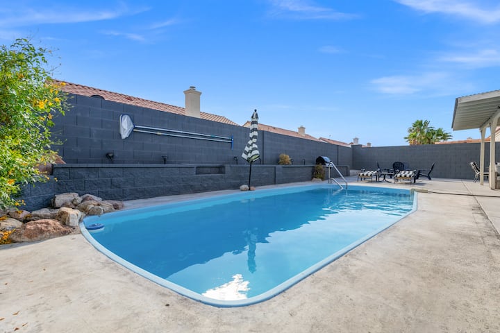 Family Home W/pool & Efireplace! 15 Min To Strip! - North Las Vegas, NV