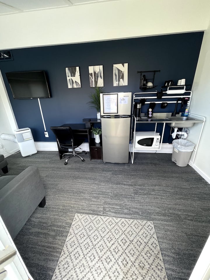 Minimalist Meets Cozy! - Auburn Hills, MI