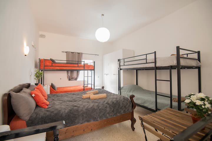Sliema Group Townhouse, Sleeps 12, Prime Location - La Valetta