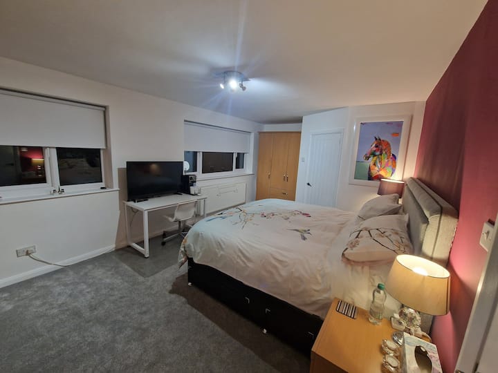 Super Kingsize Bed Private Ensuite In Large Room - Bolton, UK