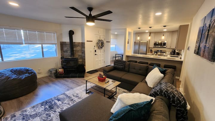 Mammoth Apres Ski Condo Fun With Family & Friends - Mammoth Lakes, CA