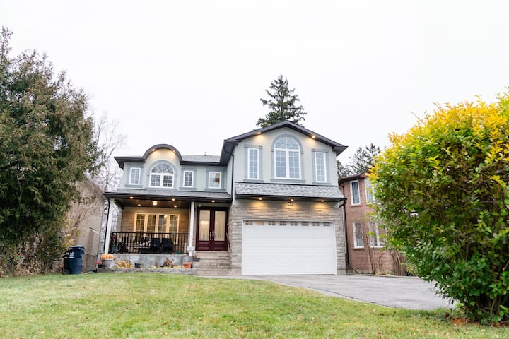 Luxurious & Modern Home In Quiet Neighbourhood - Toronto