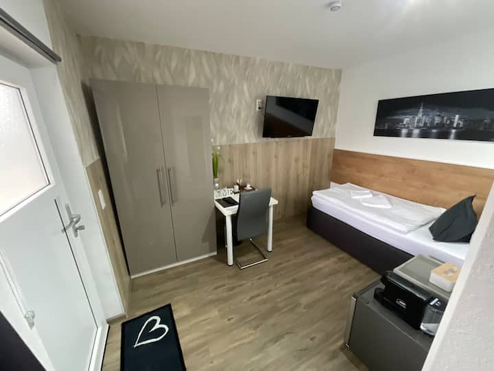 "Tiny Room" - Low Budget Room - Würzburg