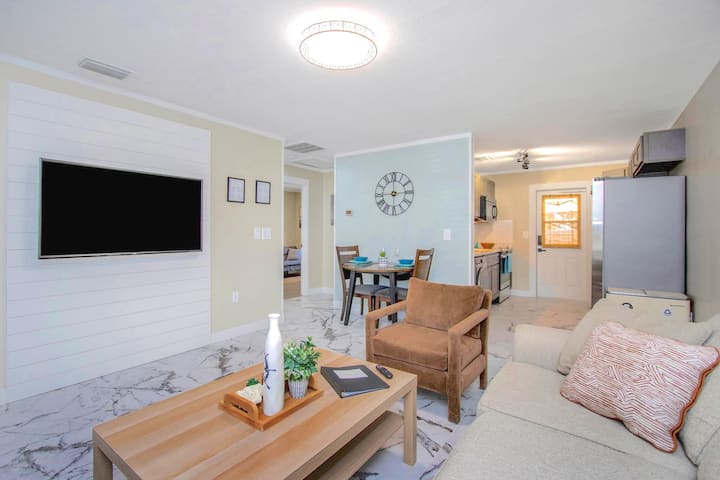 Bluejay's Nest: Private Retreat W/ Yard And Patio - Clearwater, FL