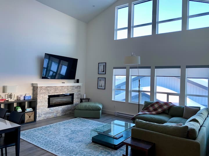Family-friendly Happy Valley Penthouse - Big White Ski Resort, BC