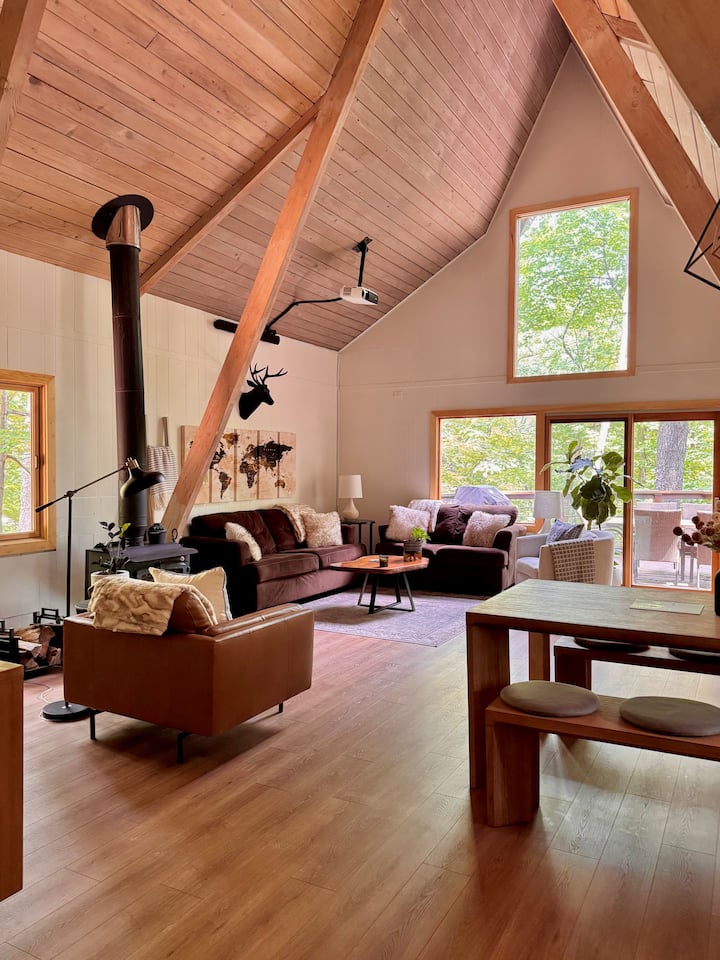 The Dreaming Tree, A Cozy 4-bedroom A-frame Cabin - Berkeley Springs, WV