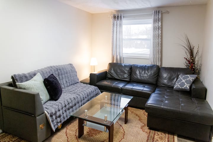 Bowmanville Apartments "Comfortable 6-7 Person - ボウマンビル