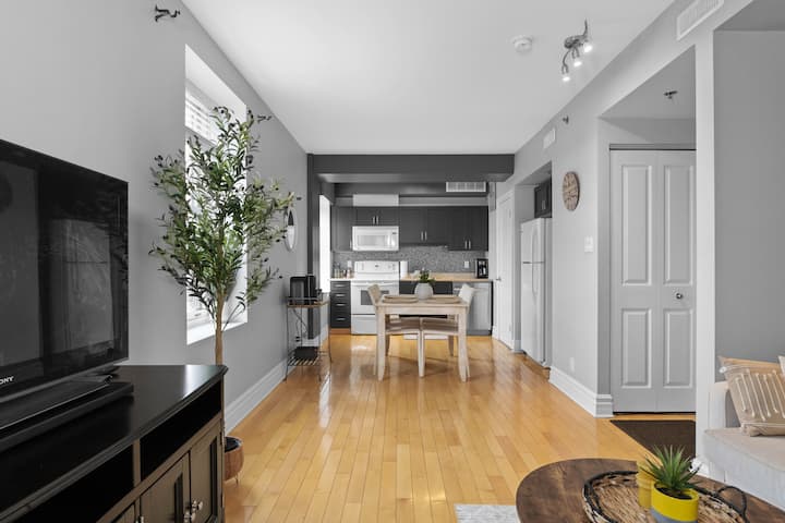 Spacious Condo In Downtown Near Old Port W/parking - Brossard