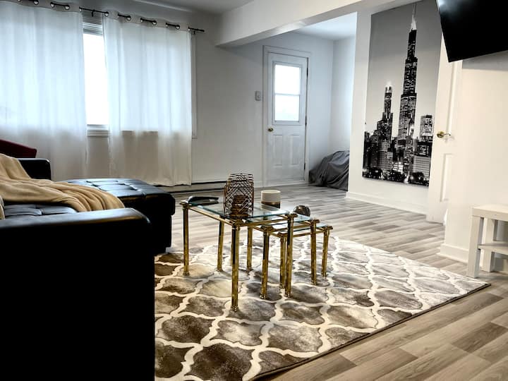 Modern & Large Airbnb In Laval - Laval