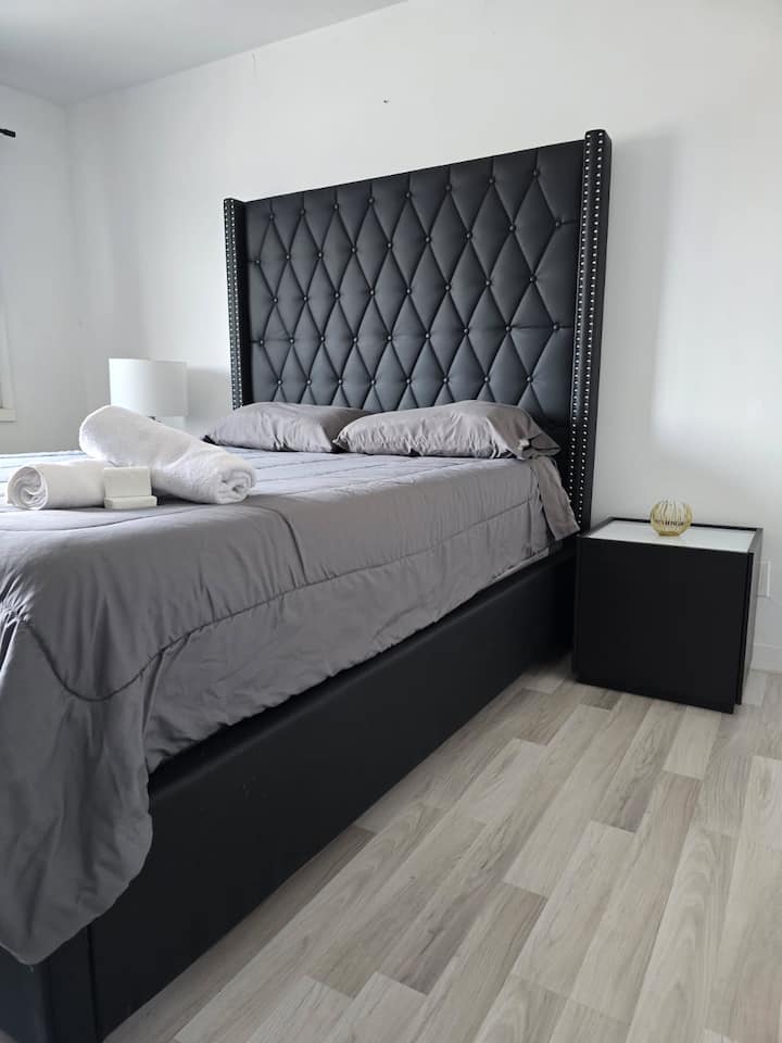 Modern & Large Airbnb In Laval - Dorval