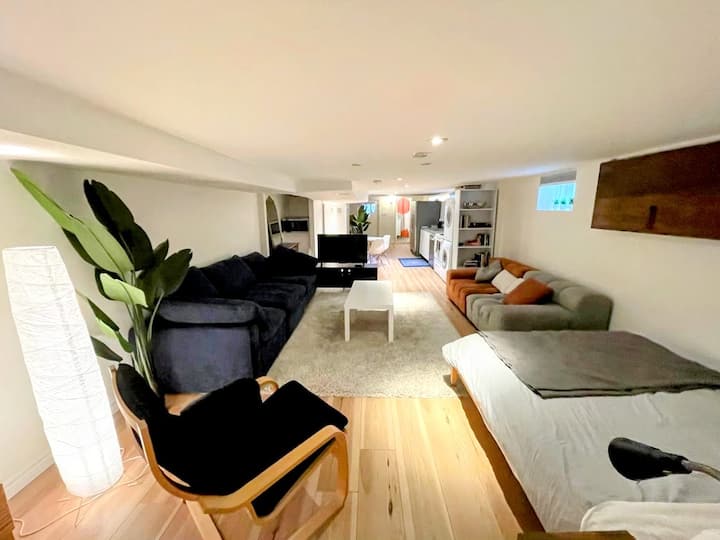 Bright & Modern: Newly Renovated & Fully Equipped - Toronto