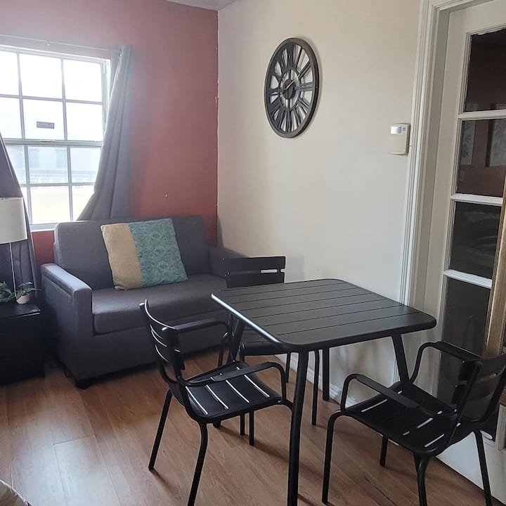 Bh Adj, Studio Spacious - Beverly Hills, CA