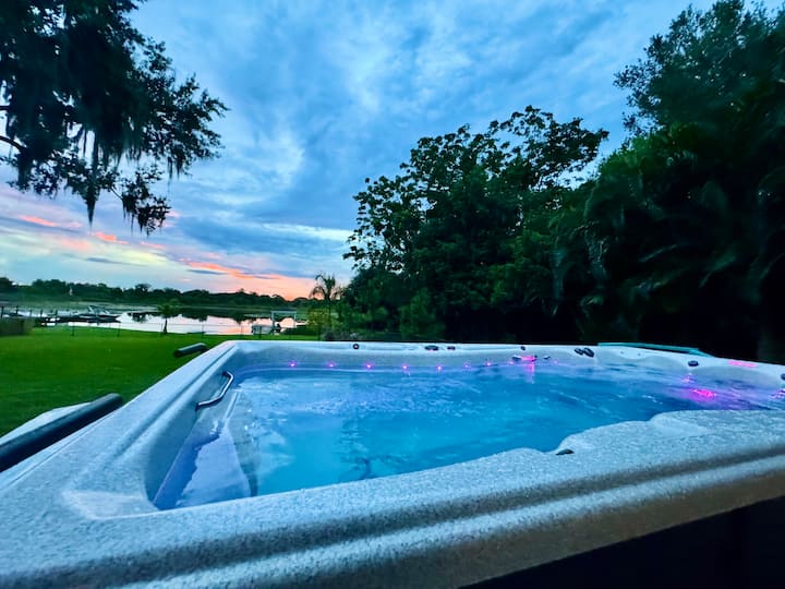 Your Lakeside Story I Lakefront + Swim Spa - Lake Placid, FL