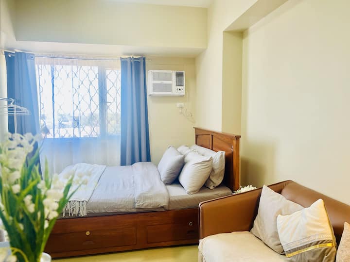 City Charm: Fastwifi + Netflix + Queen Bed - Cagayan de Oro
