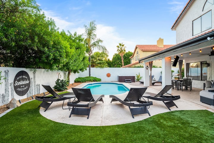 The Leaning Saguaro -