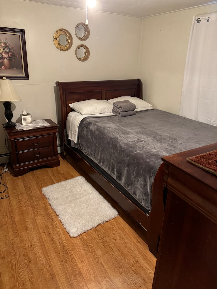 Cozy, Rustic Home In Waterbury - Connecticut