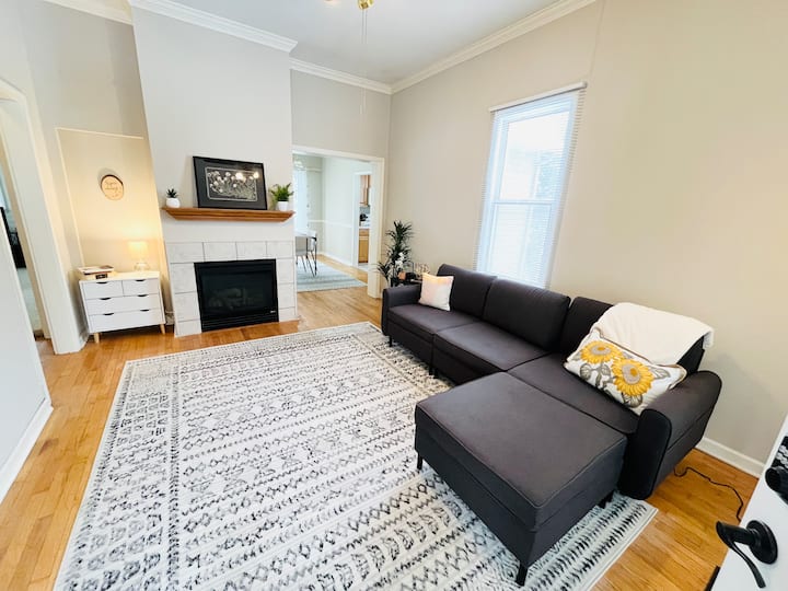 Charles Charmer - Cozy, Comfort, Unbeatable Locale - Champaign, IL