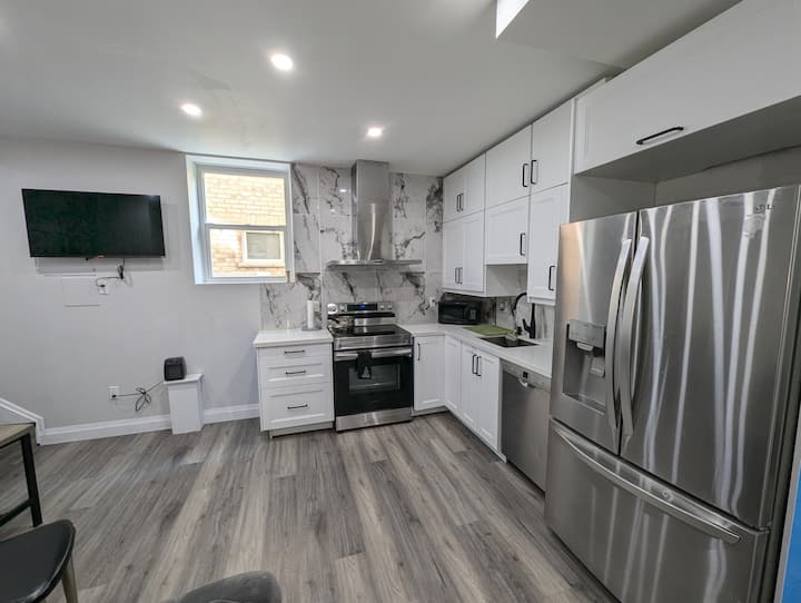 Cozy 2br Retreat: King/queen, Fast Wifi, Parking - Kitchener