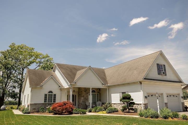 King's Victorian, 5 Bed 3-1/2 Bath (Main/basement) - Lancaster, PA