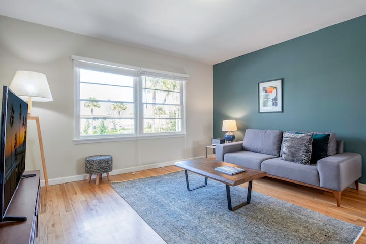 Lovely Bedroom W/ Private Bath - Santa Monica, CA