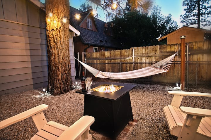 Fire Pit • Gated Yard • Charming Cozy Cabin Vibes - Big Bear City