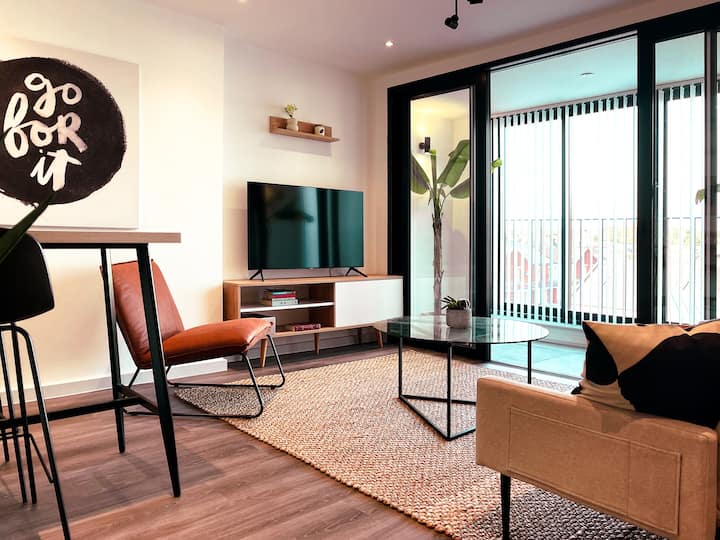 Bright 1-bed W Balcony, Parking & Workspace - ブレントフォード