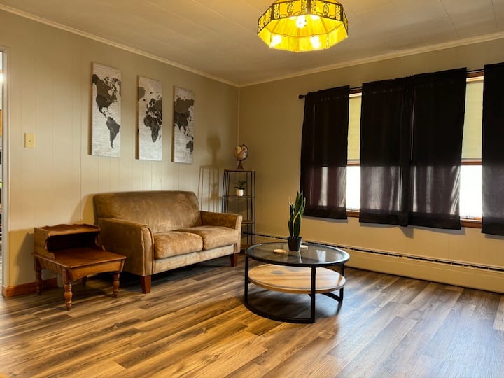 Scenic Broad Mountain View - 2br, Top Floor Apt - Jim Thorpe, PA