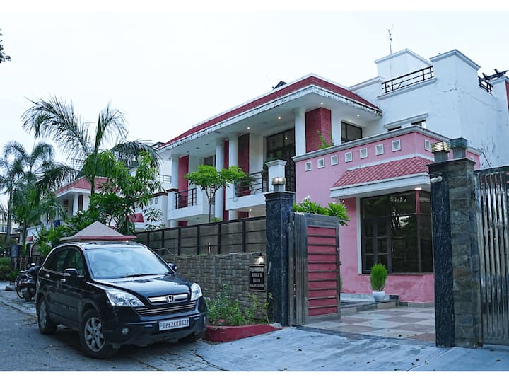 Cozy Retreat I Free Breakfast | Near Centrum Hotel - Lucknow