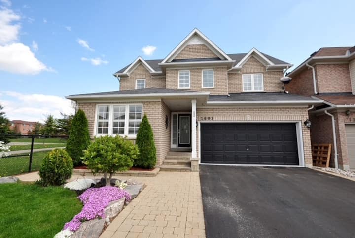 Sunroom House - 4 Bedrooms - Brampton