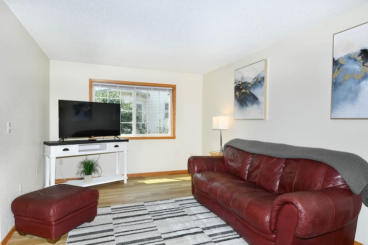 Modern Townhome - Close To Downtown & Fargo Dome - Fargo, ND