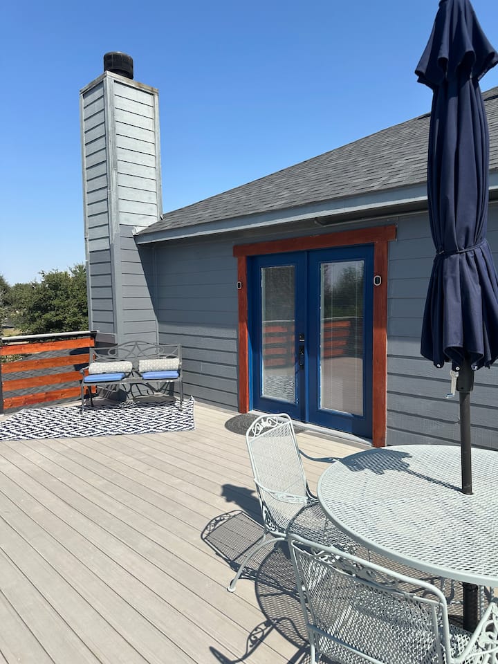 Guest House Upstairs W/ Private Side Entrance - San Marcos, TX