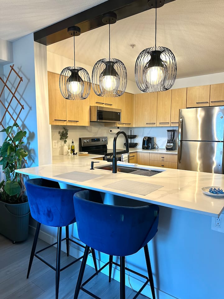 Bright Modern Condo Near Skytrain & Hospital - Coquitlam