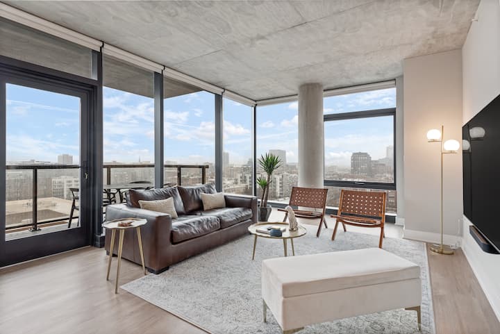West Loop Stay: Walkable, Skyline Balcony - Hyde Park - Chicago