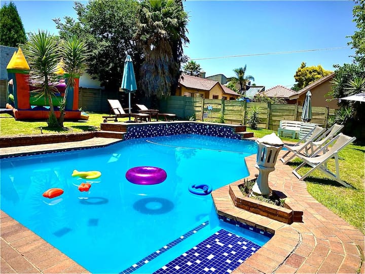 Sensational Antique Patio Suite With Pool & Firepl - Randfontein