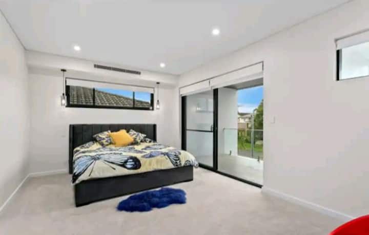 King Room With Private Bathroom In Luxury Home - Sydney