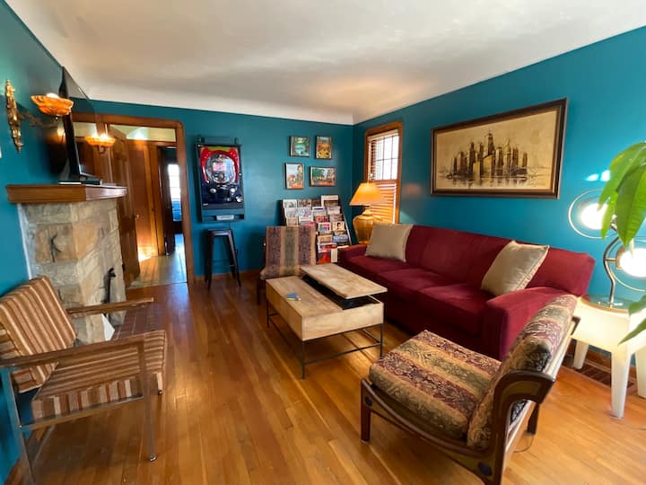 Wisteria Tree Bungalow - Your Home Away From Home - Parma, OH