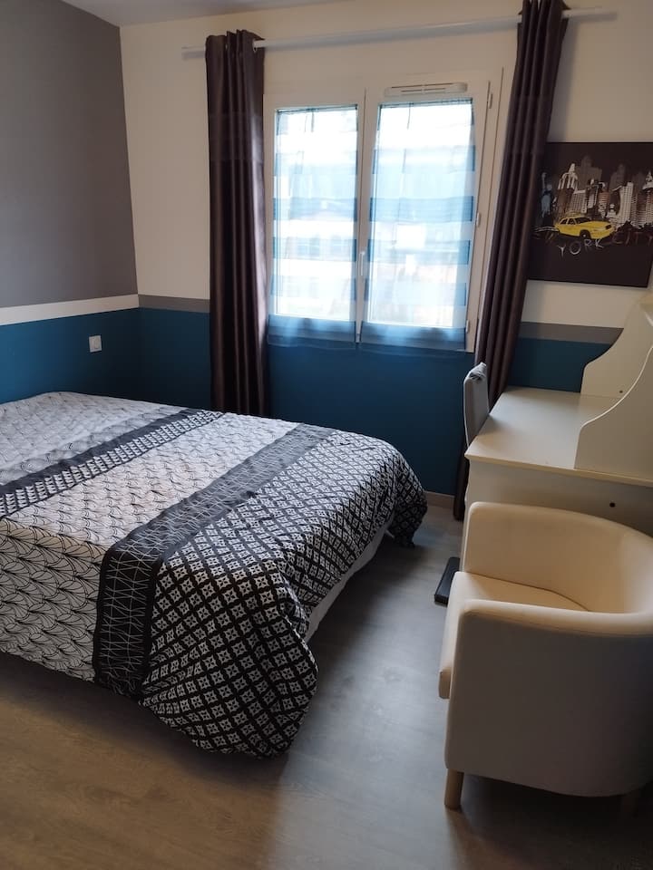 Chambre Chez L'habitant Avec Lit 140x190 + Bureau - Bayonne