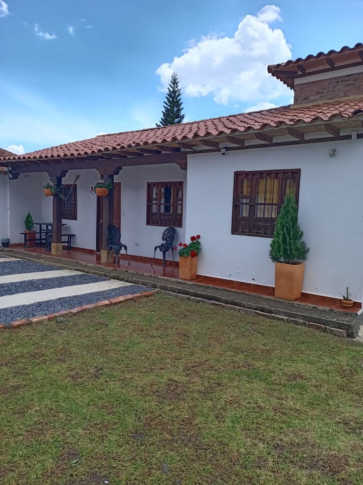 Villa Samantha - Casa Colonial Con Parqueadero - Sáchica