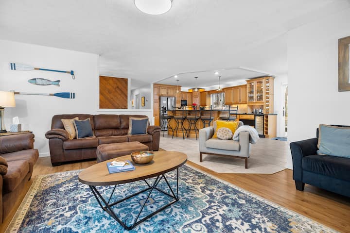 Nearby Beach! Hot Tub-games-private-convenient - Petoskey, MI