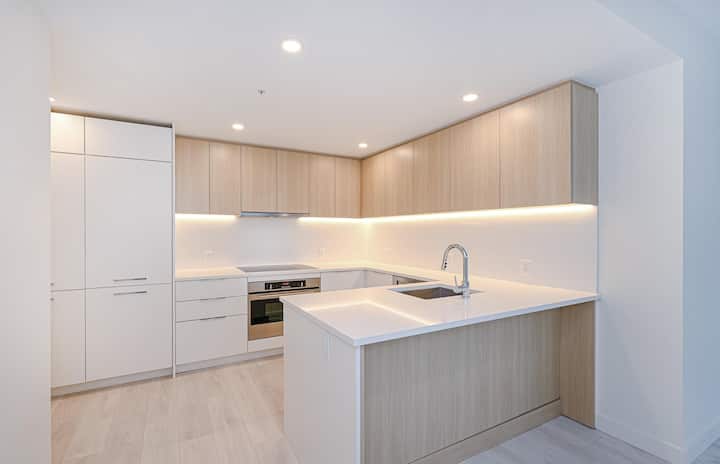New Luxury Entire Condo Unit (City View) - Surrey