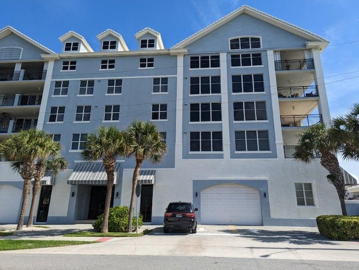 Luxury Oceanfront Condo In Cocoa Beach, Florida - Merritt Island, FL