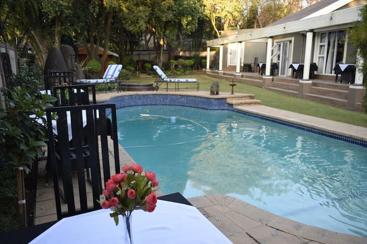 Frederick's Place Elephant Room - Pretoria