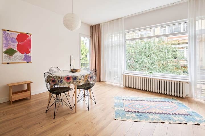Bright & Spacious Family Apartment In Moda - تركيا
