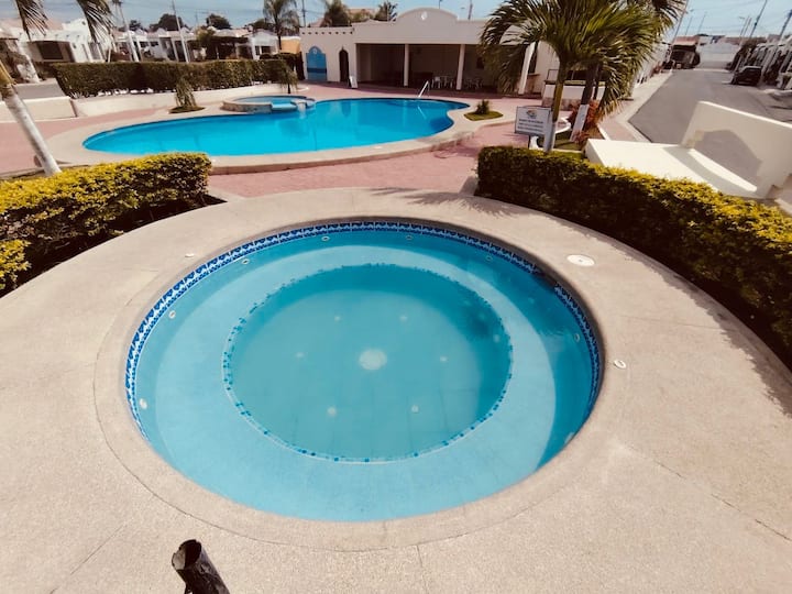 Hermosa Casa En Urbanización - Salinas