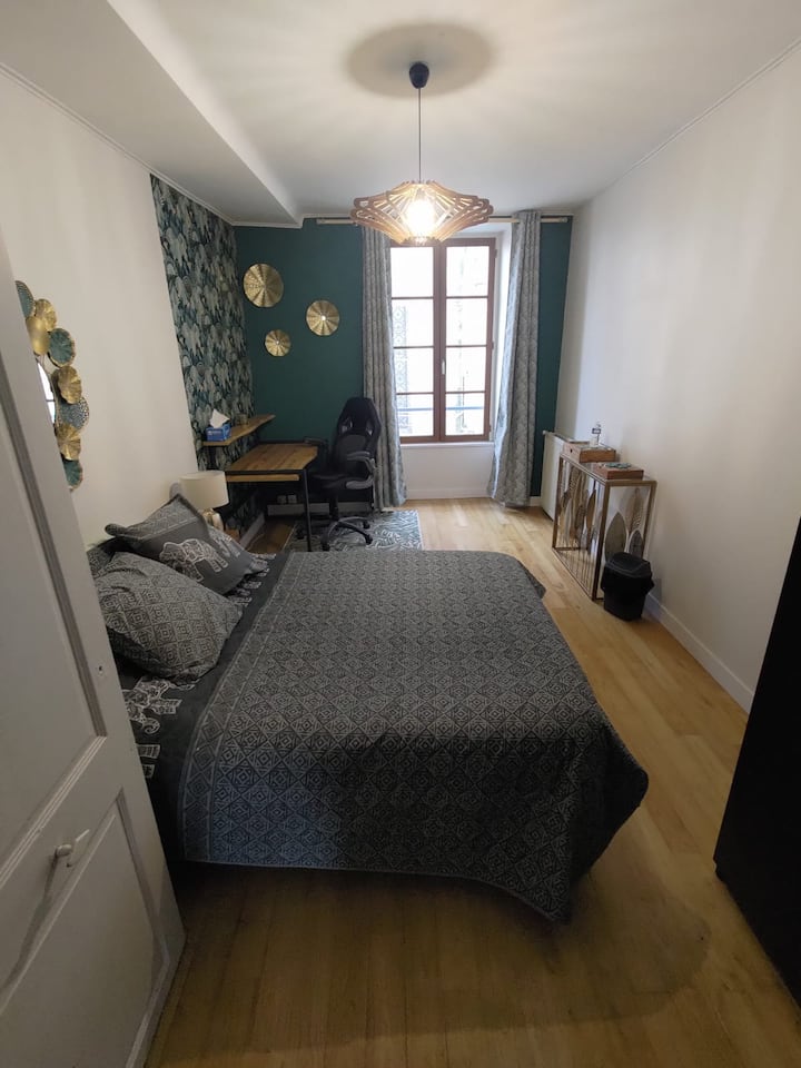 Chambre - Lit Double + Bureau - Sdb Indépendante - Fontenay-le-Comte